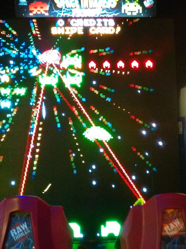 Screenshot of Space Invaders Frenzy (Arcade, 2017) - MobyGames